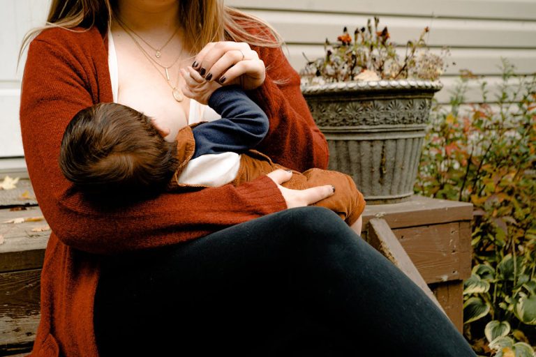 Stillen in der Öffentlichkeit: Tipps für mehr Selbstvertrauen als Mama